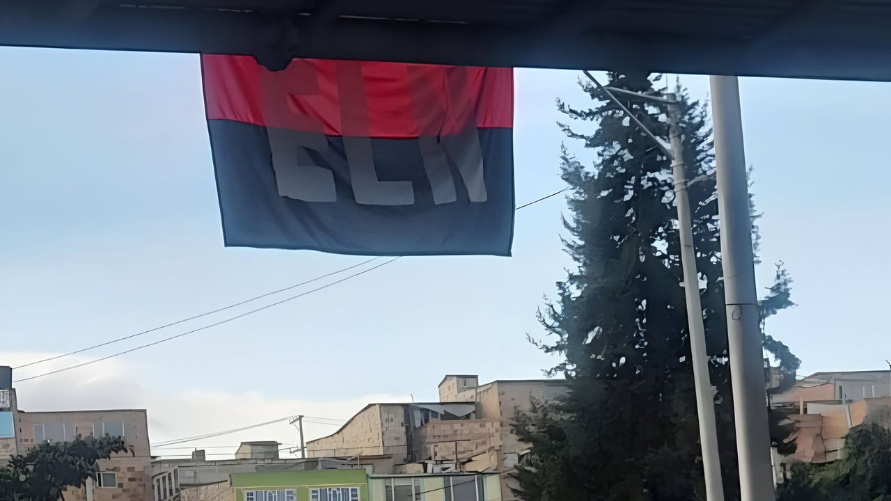Preocupación en Usme: Colgaron una bandera del ELN en un puente ...